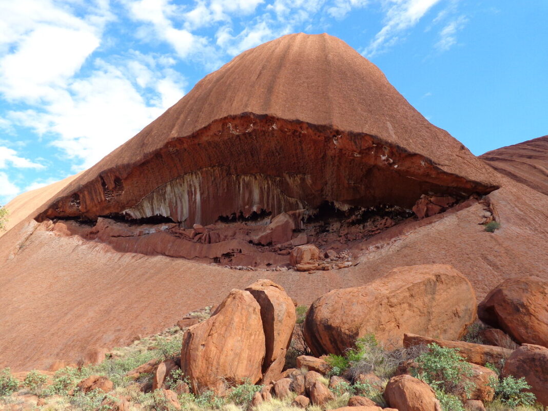 Uluru Ayers Rock : Mystères d'un Monument Naturel | L'Odyssée de la Terre