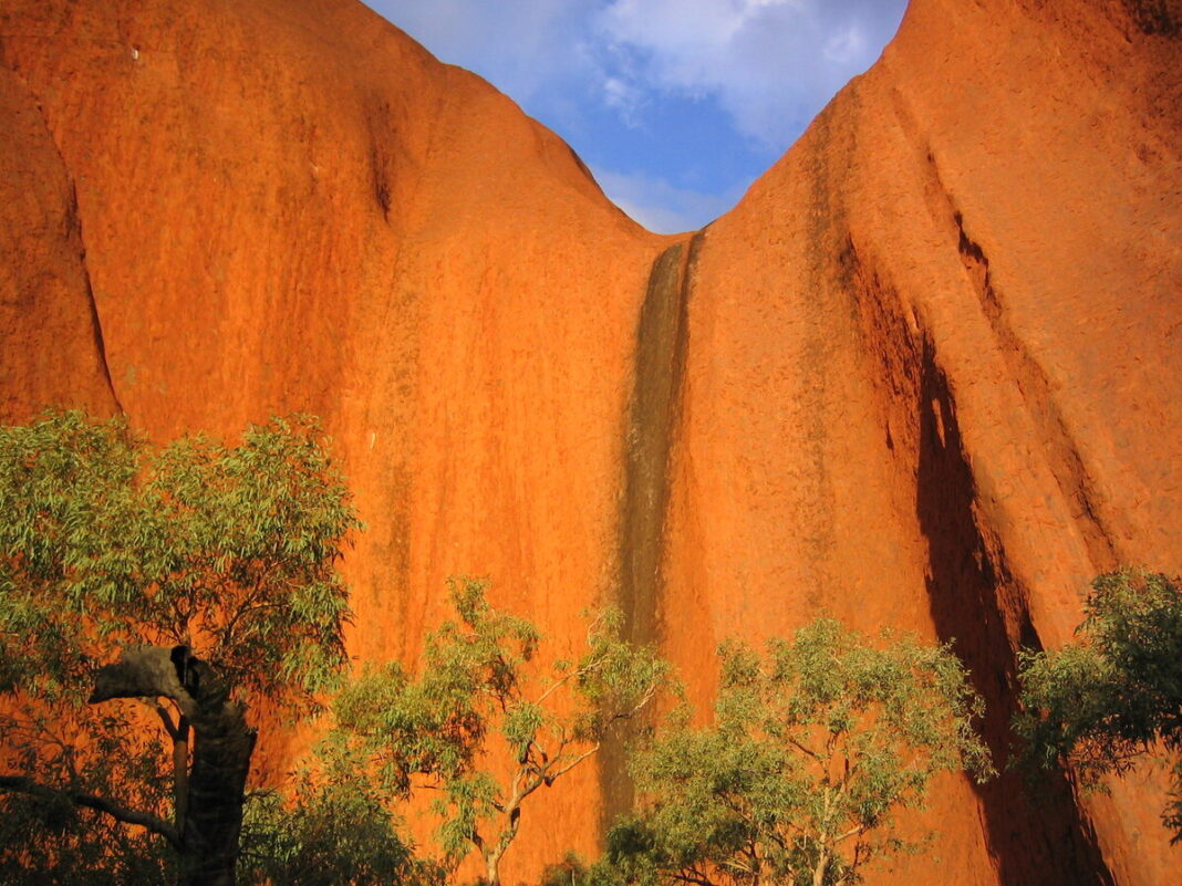 Uluru Ayers Rock : Mystères d'un Monument Naturel | L'Odyssée de la Terre