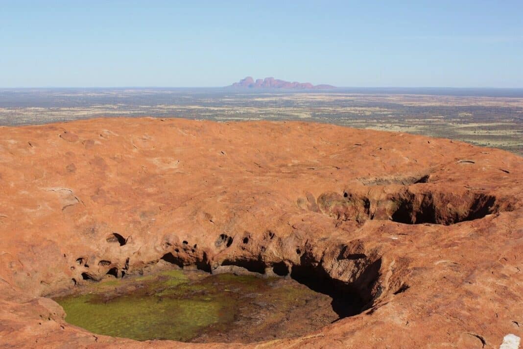 Uluru Ayers Rock : Mystères d'un Monument Naturel | L'Odyssée de la Terre